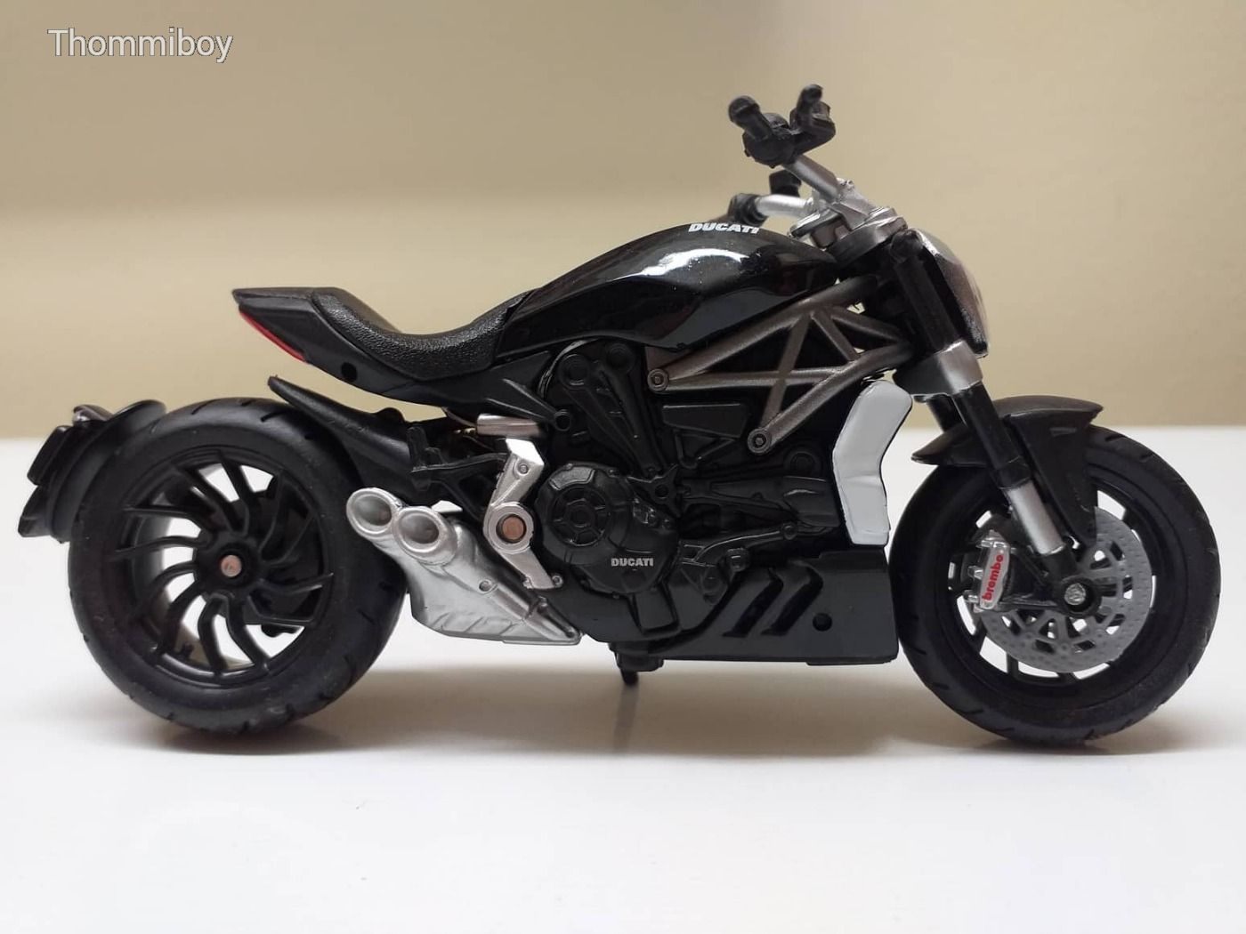 1/18 motor modell, makett Burago Ducati Diavel (meghosszabbítva ...