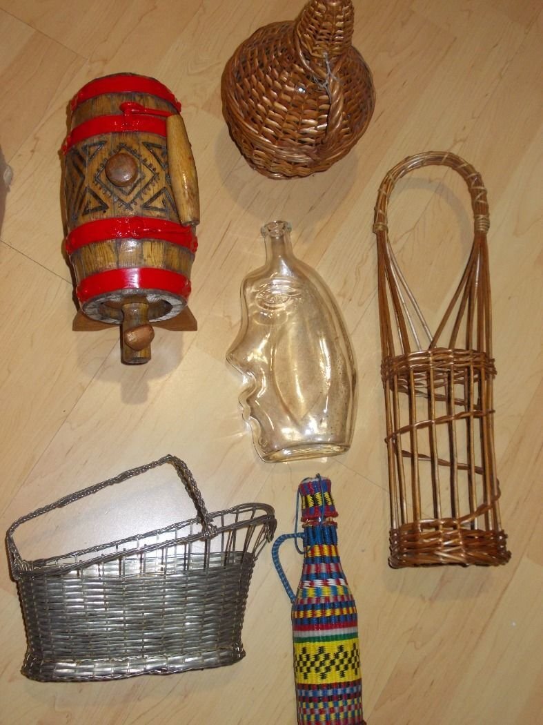 Italos kellékek,kis korsó,fonott üveg,üveg női arcal,kancsó,hordó ...