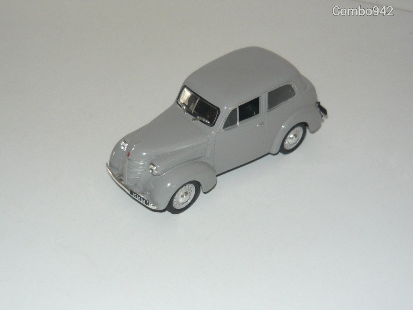 KIM 10-50 1:43 1/43 méretarányú orosz személygépkocsi modell