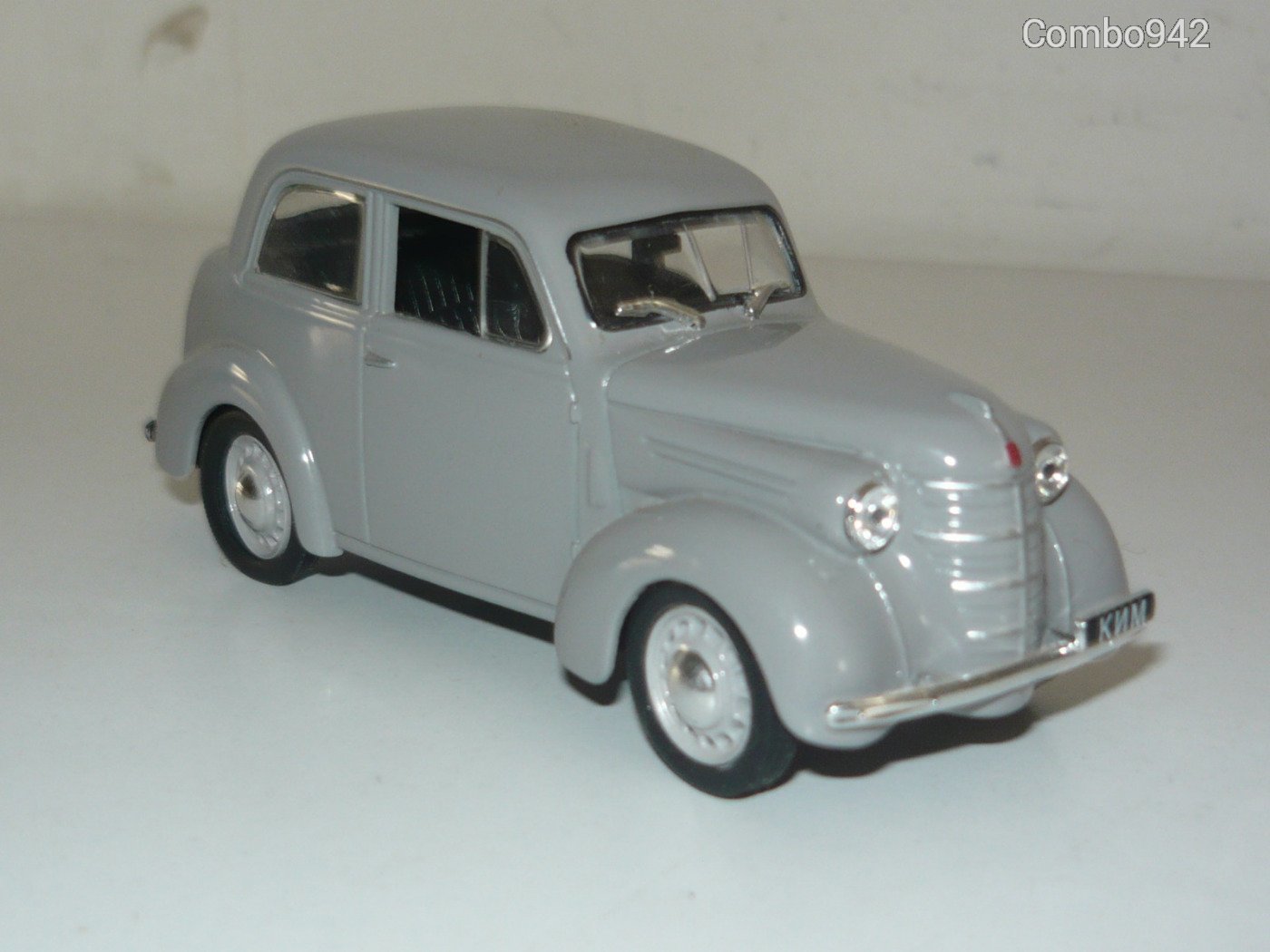 KIM 10-50 1:43 1/43 méretarányú orosz személygépkocsi modell