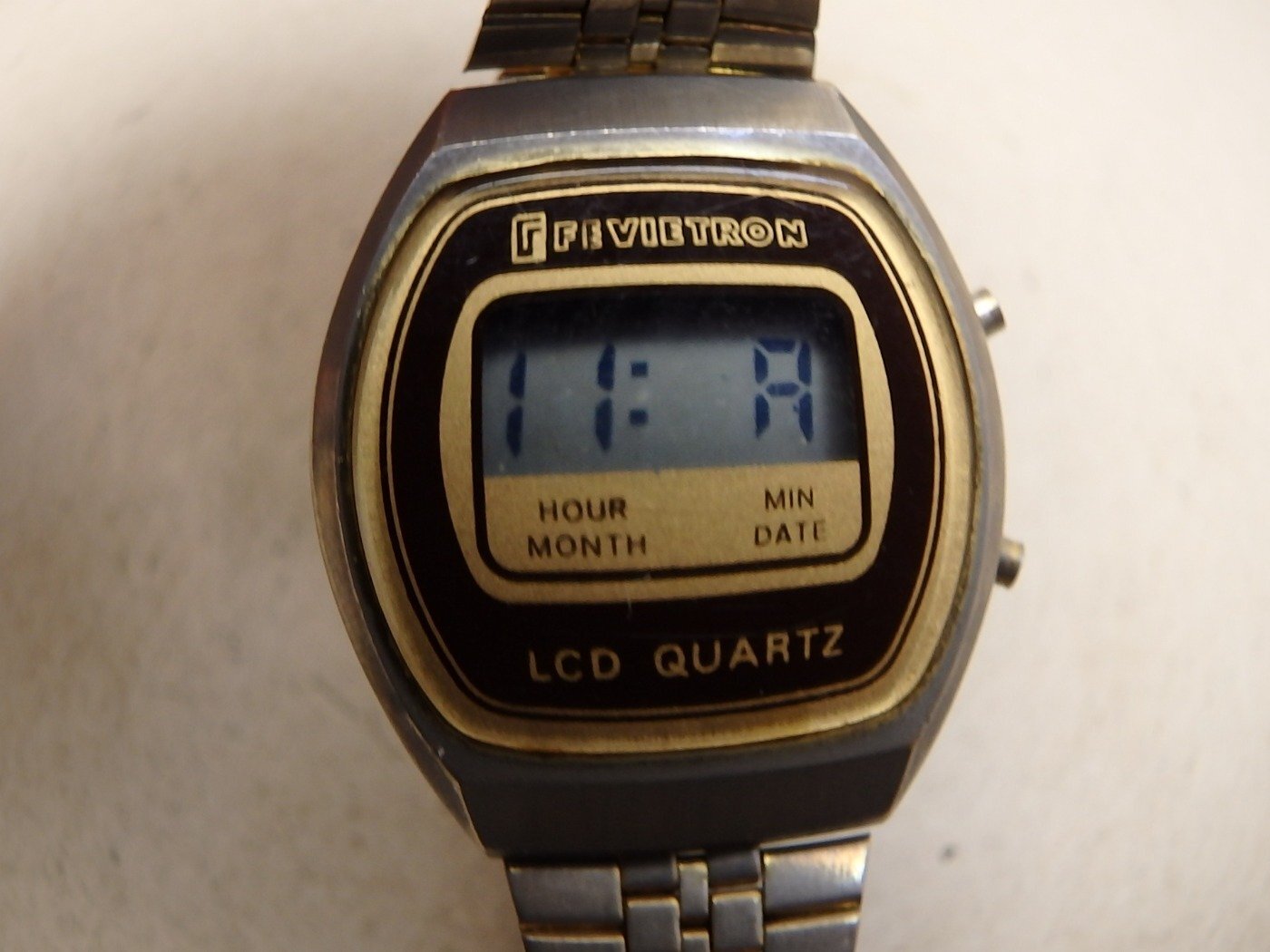 FEVITRON NŐI DIVAT ÓRA QUARTZ SZERKEZETTEL OLCSÓN ELADÓ LCD KIJELZŐS