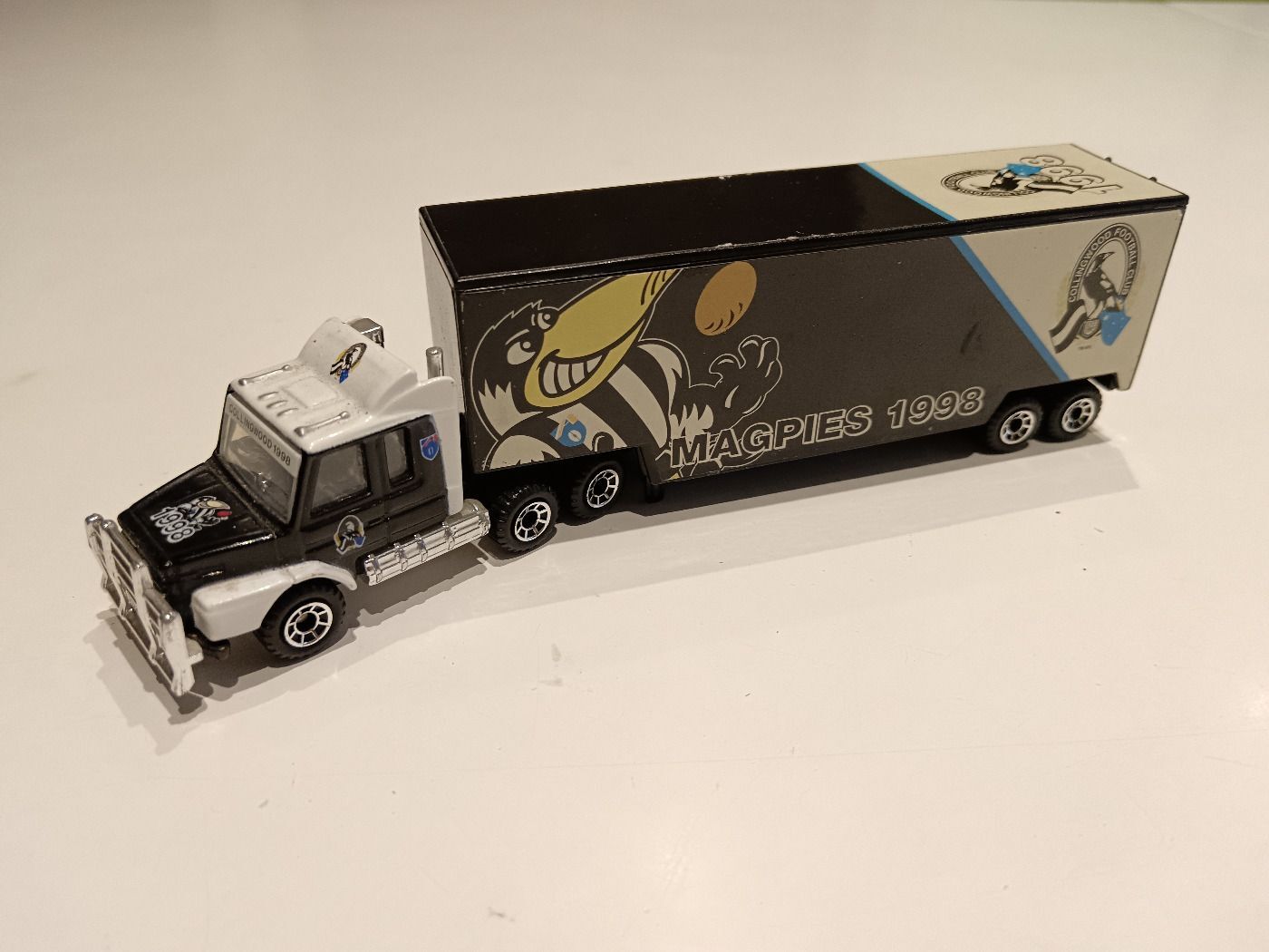 Matchbox _ AFL Convoy - Scania T142 + Low Bed Trailer ~ Magpies 1998