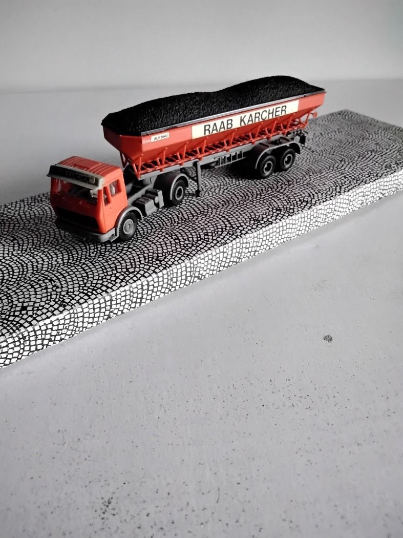 1 : 87 KIBRI - MERCEDES BENZ SILÓS SZÉNRAKOMÁNNYAL