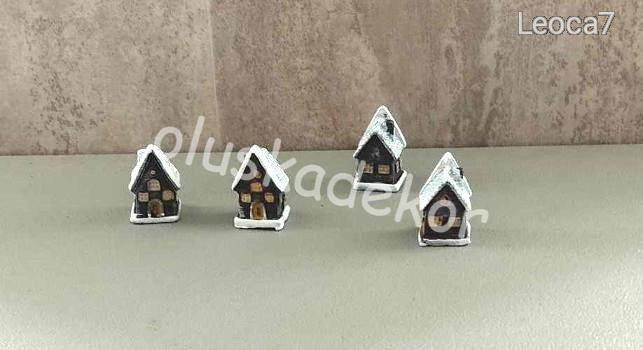 Mini házikó, havas tetejű, mini falu, karácsonyi dekorációs figura, 3x2cm