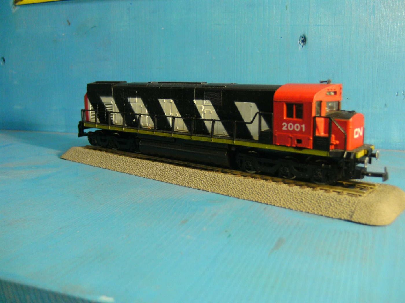 H0.ÁS 1:87-ES 6 TENGELYES AMERIKAI DIESEL MOZDONY JÓ FUTÁSSAL