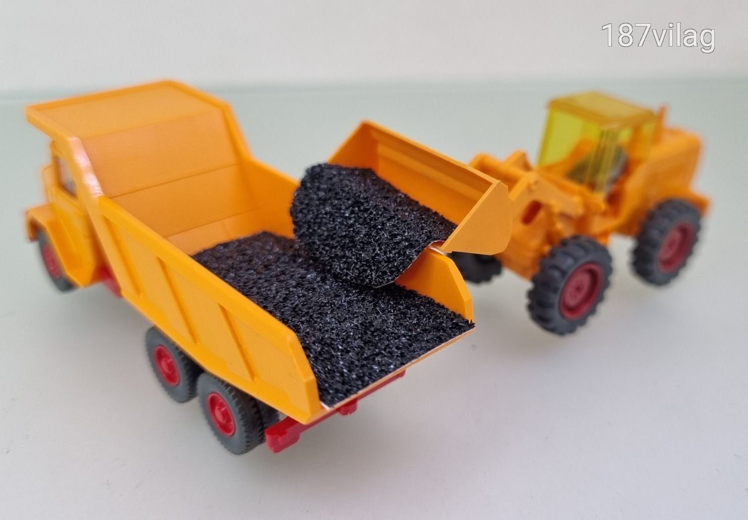H0 1:87 Wiking Hanomag B11 markológép + billencses teherautó ...