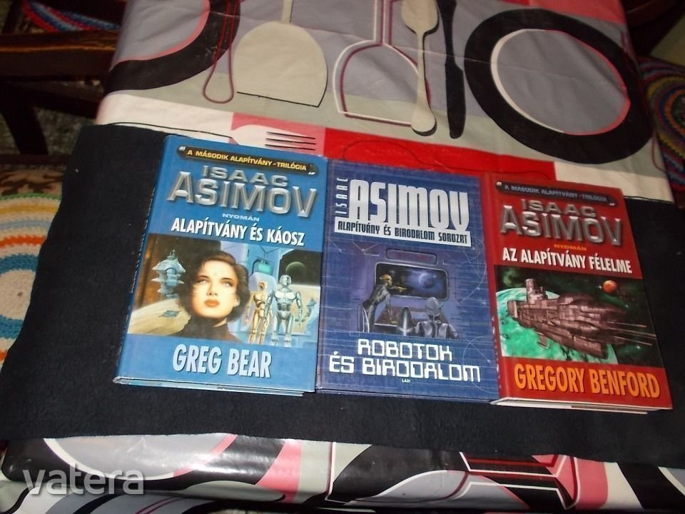 Isaac Asimov. -Greg bear.Alapítvány és Káosz sorozat 3-kötete.