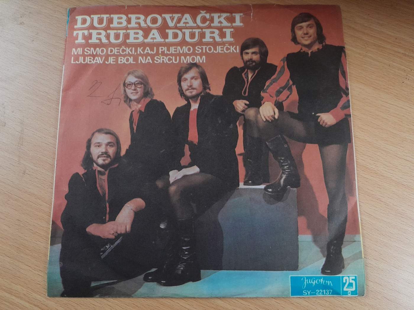 Dubrovacki trubaduri: Mi smo decki kaj pijemo stojecki / Ljubav je bol ...