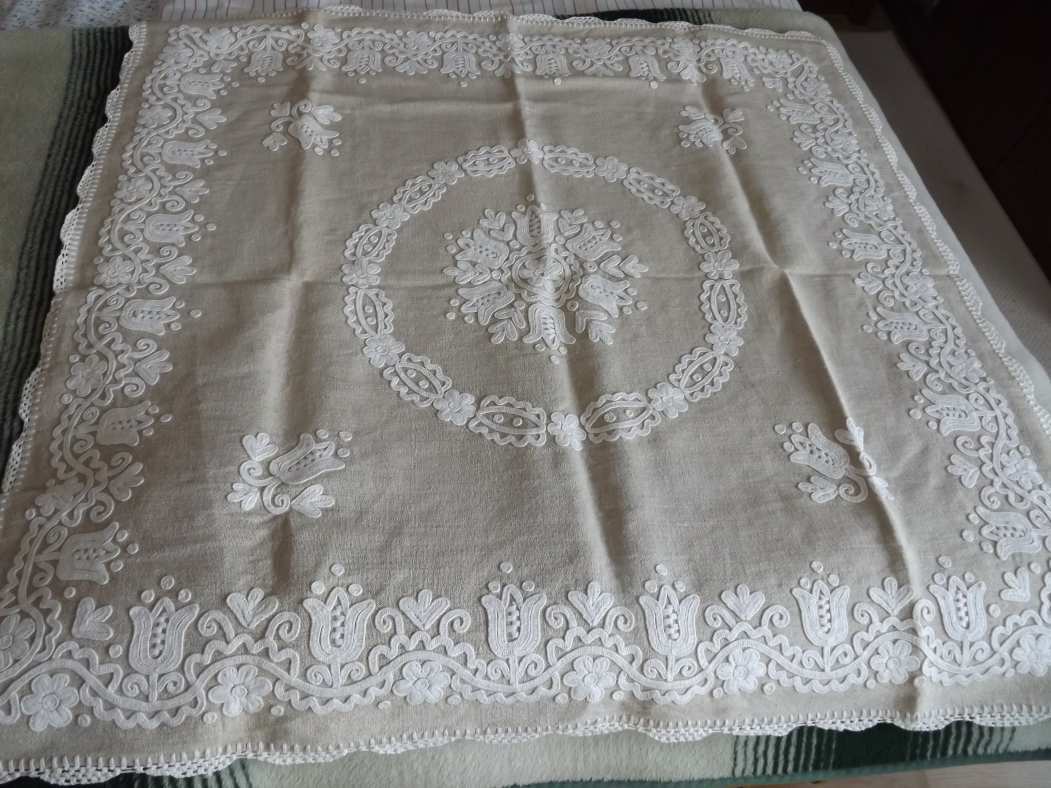 Kalotaszegi írásos hímzett terítő vászon alapon 102 x 95 cm hibátlan ...